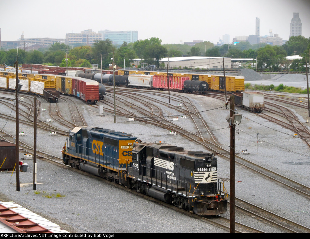 NS 5223 and CSX 8815